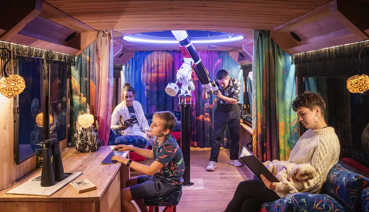 NAUKA | Moon Palace: the observatory bus bringing ‘awe and wonder’ to Leeds